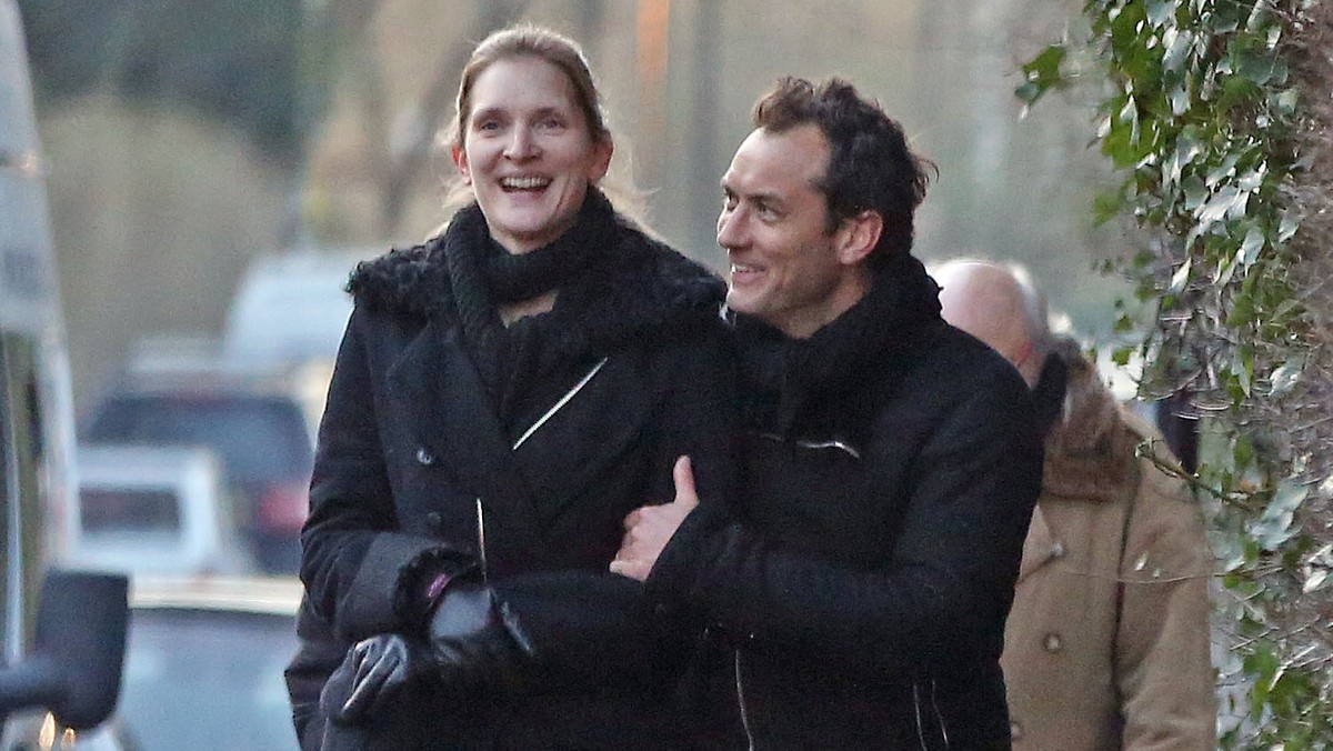 Jude Law i Philippa Coan na spacerze z synem i ojcem aktora w Londynie ...