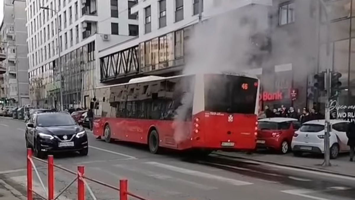 DRAMA U BEOGRADU Zapalio se autobus 46 u Južnom bulevaru - Blic