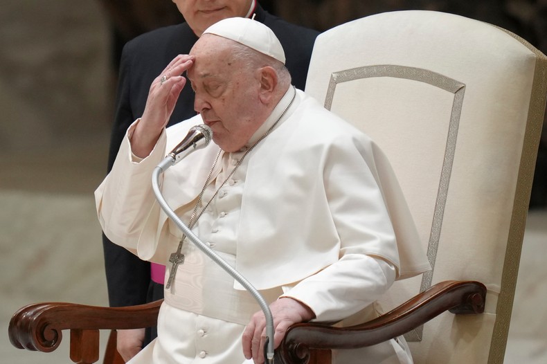 Vatikan se oglasio: Ovo su najnovije informacije o zdravstvenom stanju papa Franje - Naslovi.net