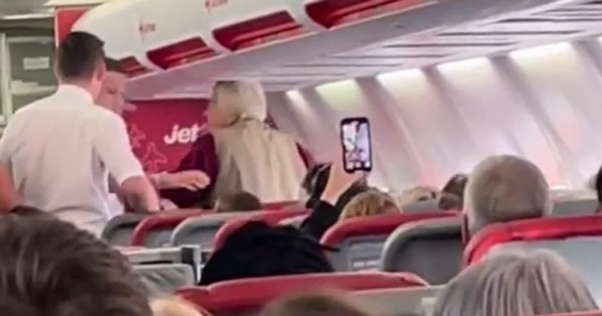 Awantura w samolocie i awaryjne lądowanie. Seniorka wpadła w szał. Nagranie