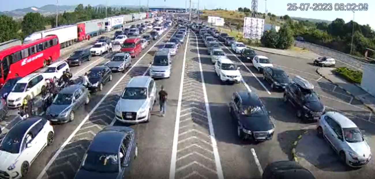 Stanje na graničnim prelazima: Kolone automobila, teretnjaci najduže ... Stanje na graničnim prelazima: Kolone automobila, teretnjaci najduže ...