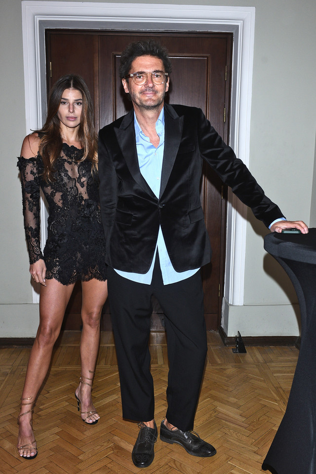 Kuba Wojewódzki z uczestniczką "Top Model" na premierze spektaklu ...