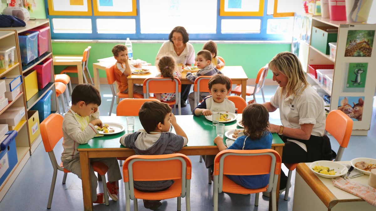 Šta sve jedu deca u vrtićima širom Srbije, ko im pravi jelovnik i da li ...