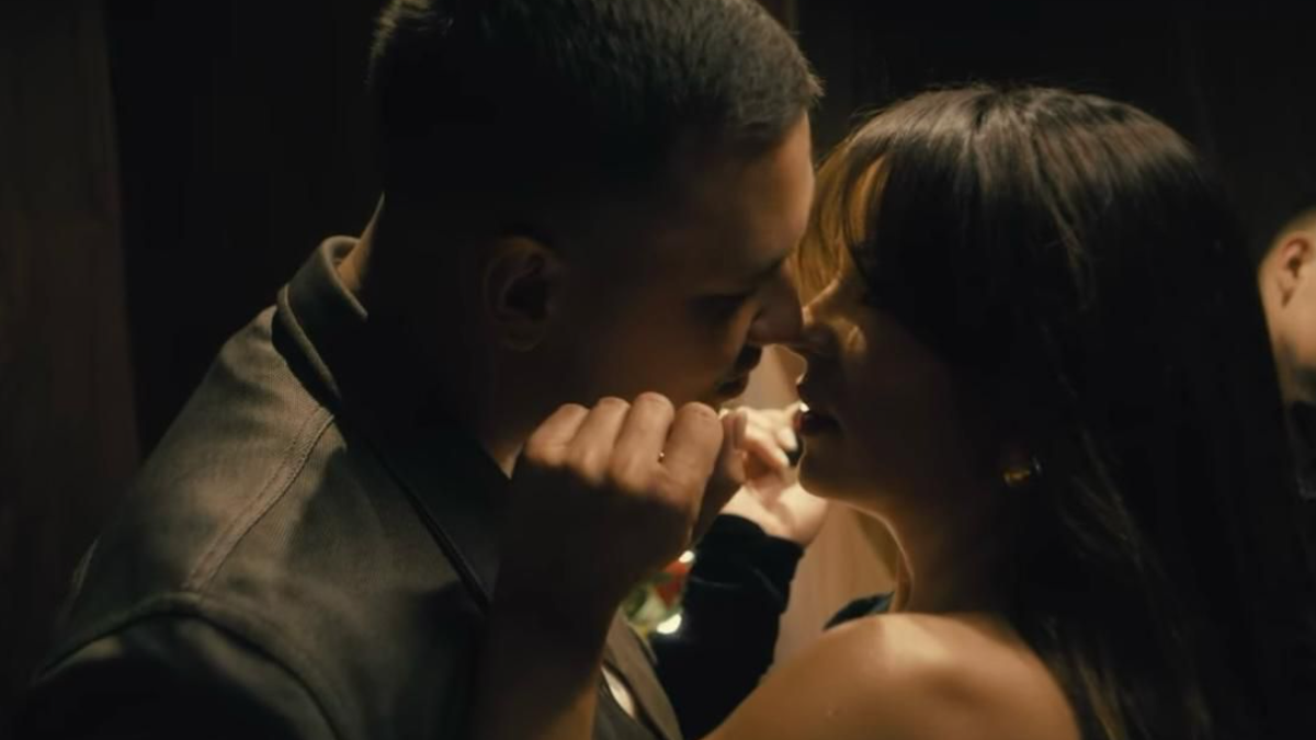 Pao poljubac pevača i pevačice: Uroš Živković i Višnja Petrović u zanosu - Blic