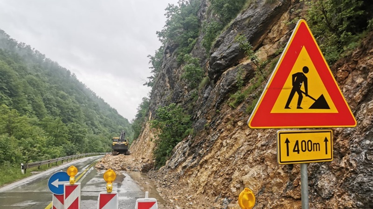 Odroni na putu Kraljevo-Raška: Kamenje blokiralo saobraćaj, srećom bez ...