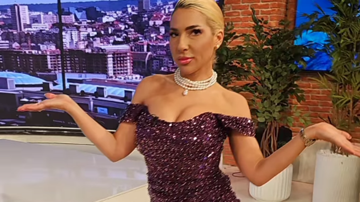 Jovana Jeremić u vrelom izdanju vodi Jutarnji: Šlic do kuka, a grudi jedva obuzdala - Blic