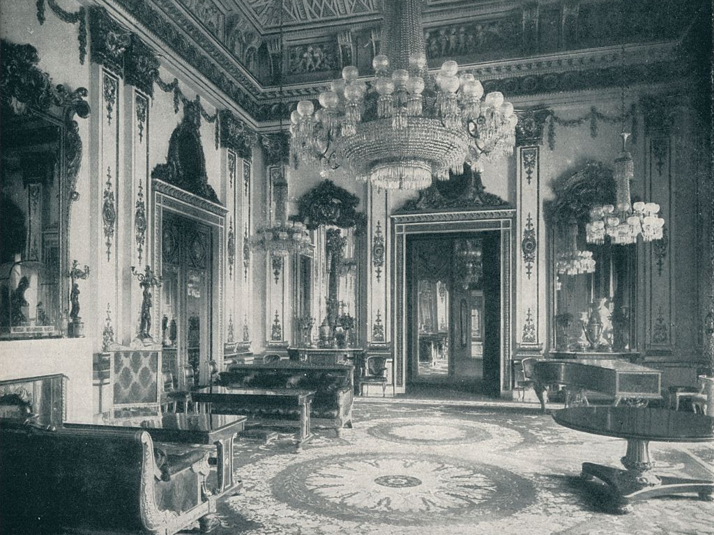 THEN AND NOW: Vintage photos of Buckingham Palace and what it looks ...