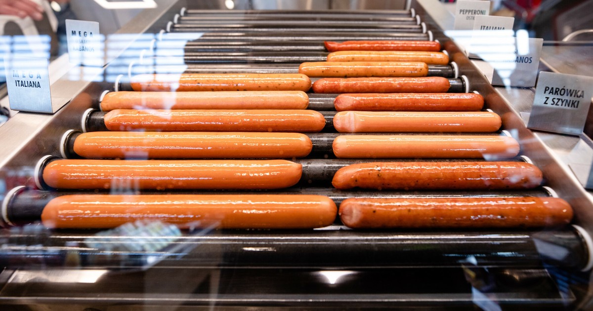 Ile mięsa jest w parówce ze stacji benzynowej? Sprawdzono składy hot dogów