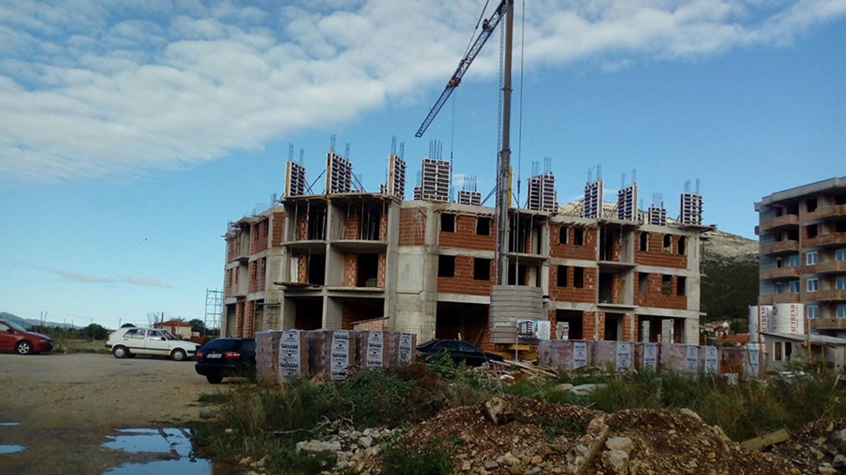 GRADNJA STANOVA ZA PRIPADNIKE BEZBEDNOSTI Trenutno se zida 16 zgrada, a ...