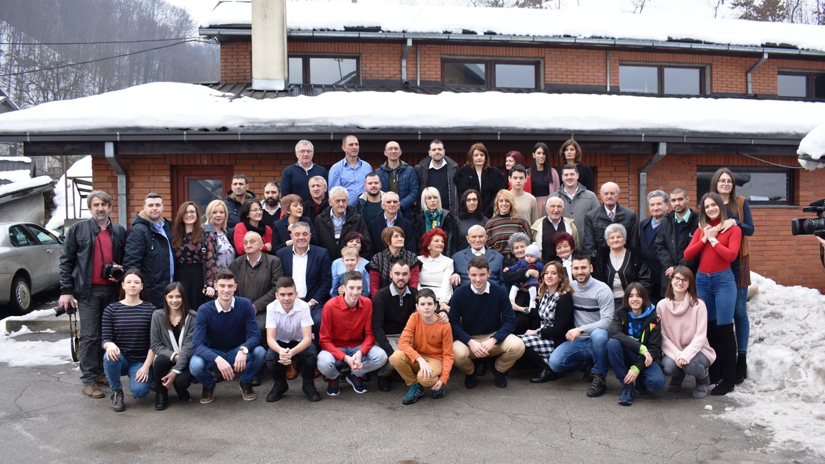 E, OVO JE BOGAT ČOVEK Deda Jovan je ugasio 95 rođendanskih svećica u ...