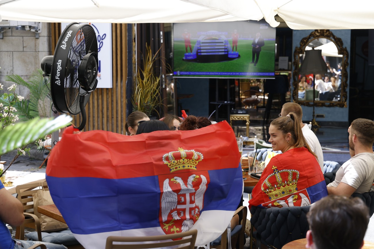Srbija-Slovenija: Navijačka groznica u Beogradu za evropsko prvenstvo, puni kafići, vijore se ...