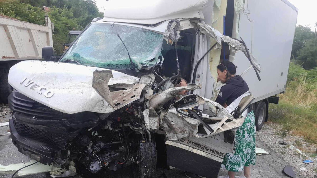 Teška saobraćajna nesreća kod Užica: Sudarila se dva kamiona (foto) - Blic