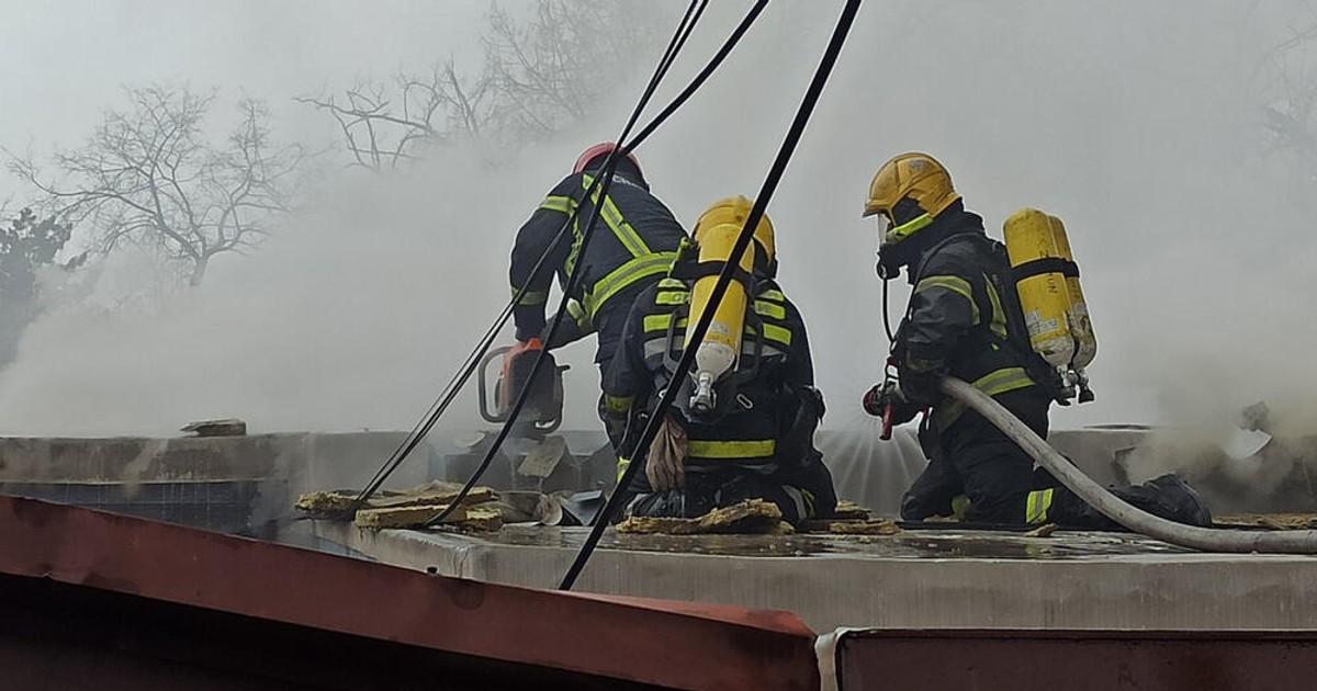 Gust dim vidi se i iz grada: Gori firma u selu kod Bijeljine, na terenu vatrogasci - Blic