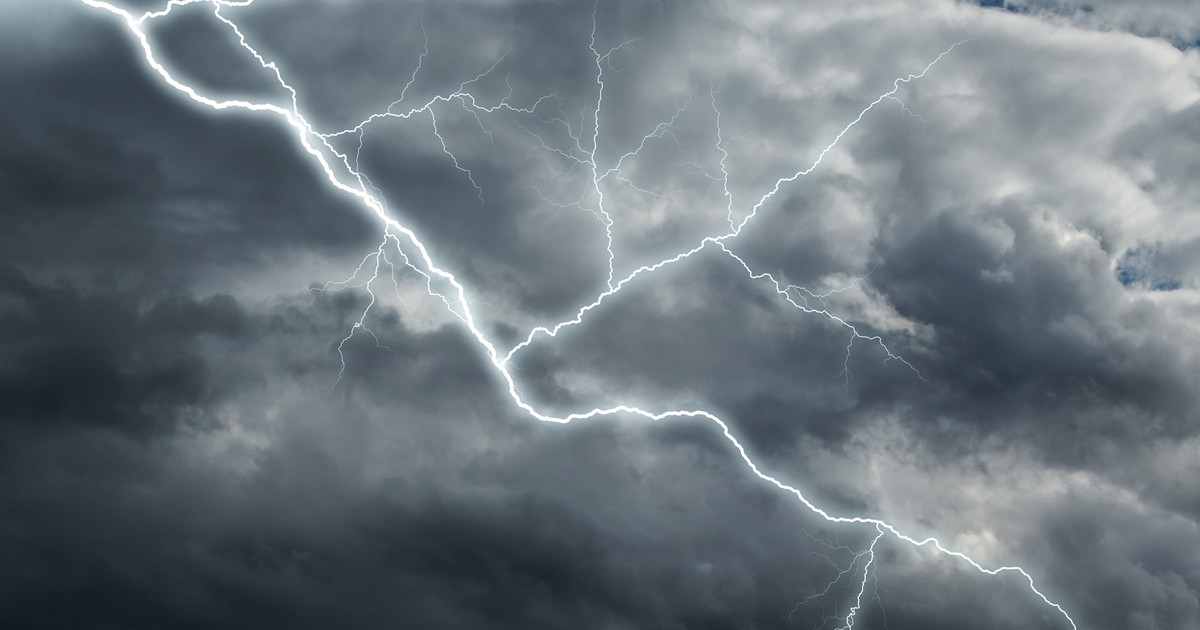 Stał pod skrzydłem samolotu, kiedy uderzył w niego piorun - Podróże