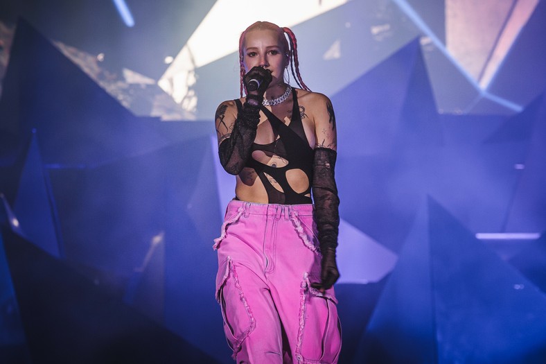 Dramatyczne chwile na koncercie Young Leosi. Raperka spadła ze sceny [WIDEO] - Plejada.pl