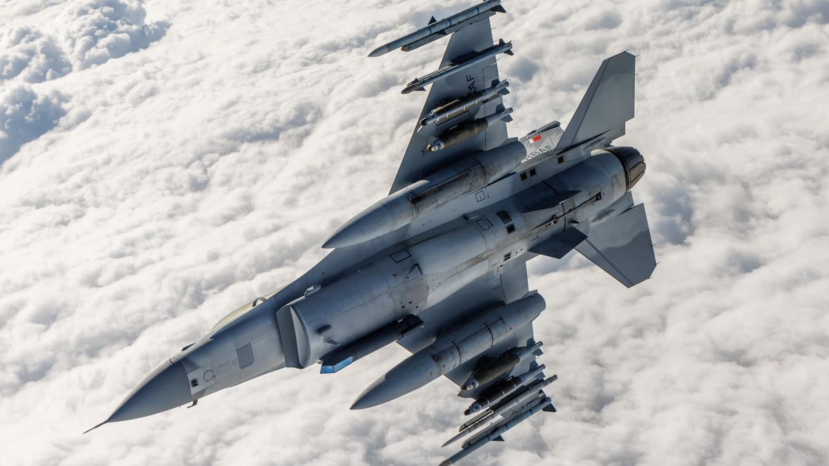 US Air Force pokazuje najnowszą wersję F-16. Samolot jest uzbrojony po zęby
