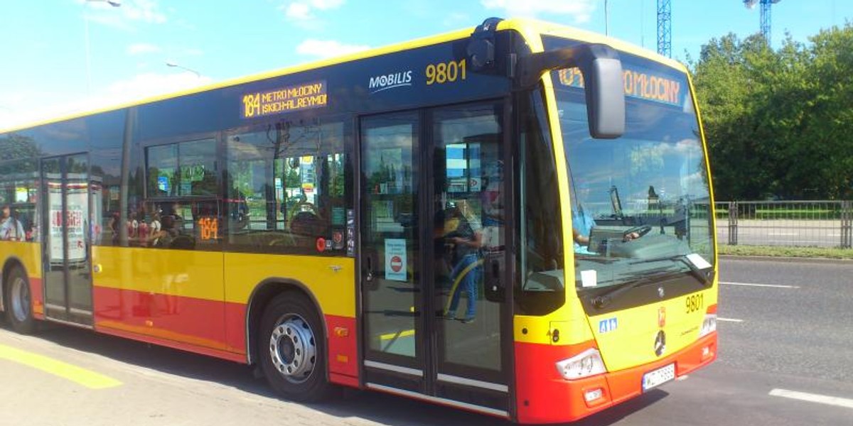 Pierwsze nowe autobusy na ulicach Warszawy. Jeszcze bez pasażerów ...