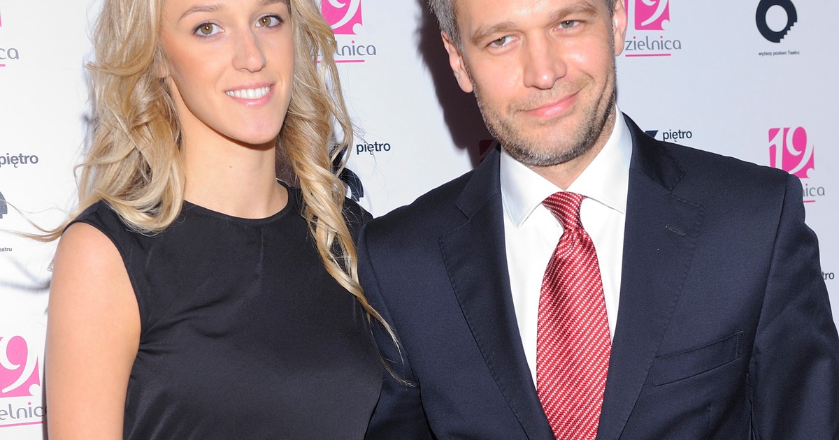 Żebrowski chwali się piekną żoną na czerwonym dywanie - Plejada.pl