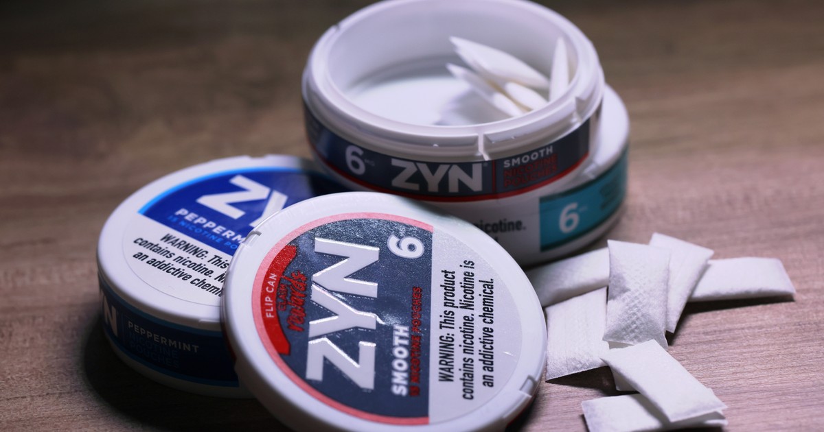 Zyn, czyli nowy biurowy rytuał. Coraz więcej pracowników sięga po te woreczki