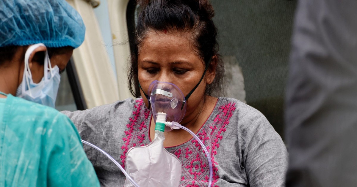 6 Indian hospitals have run out of oxygen as the country faces a record ...