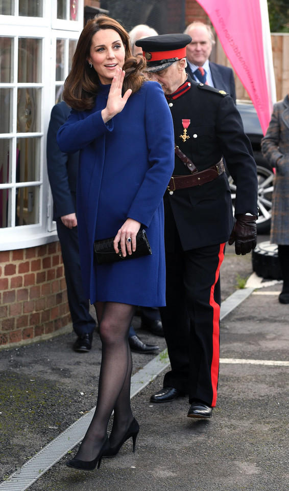 Księżna Kate w niebieskim płaszczu. Ale nogi! - Kobieta