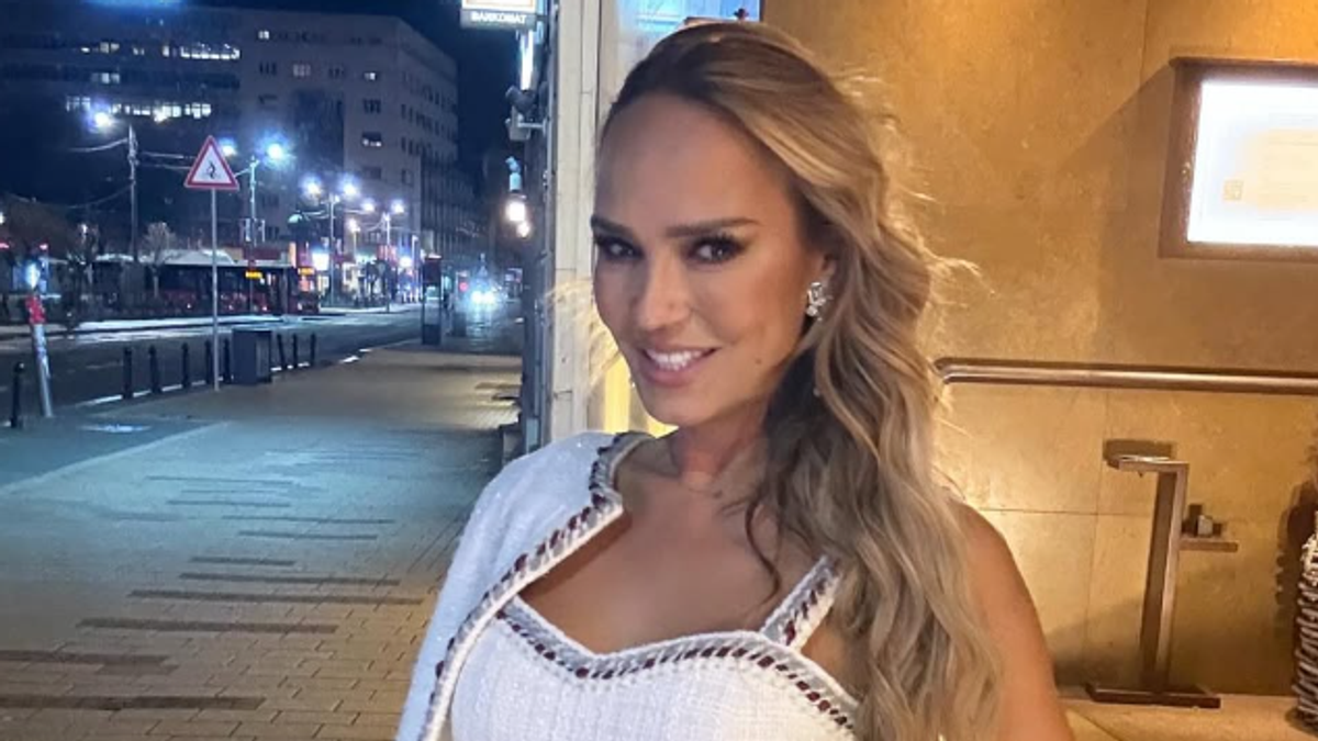 Marijana Mateus u šestoj deceniji mami uzdahe, pokazala raskošan dekolte, pozira u mini suknji ...