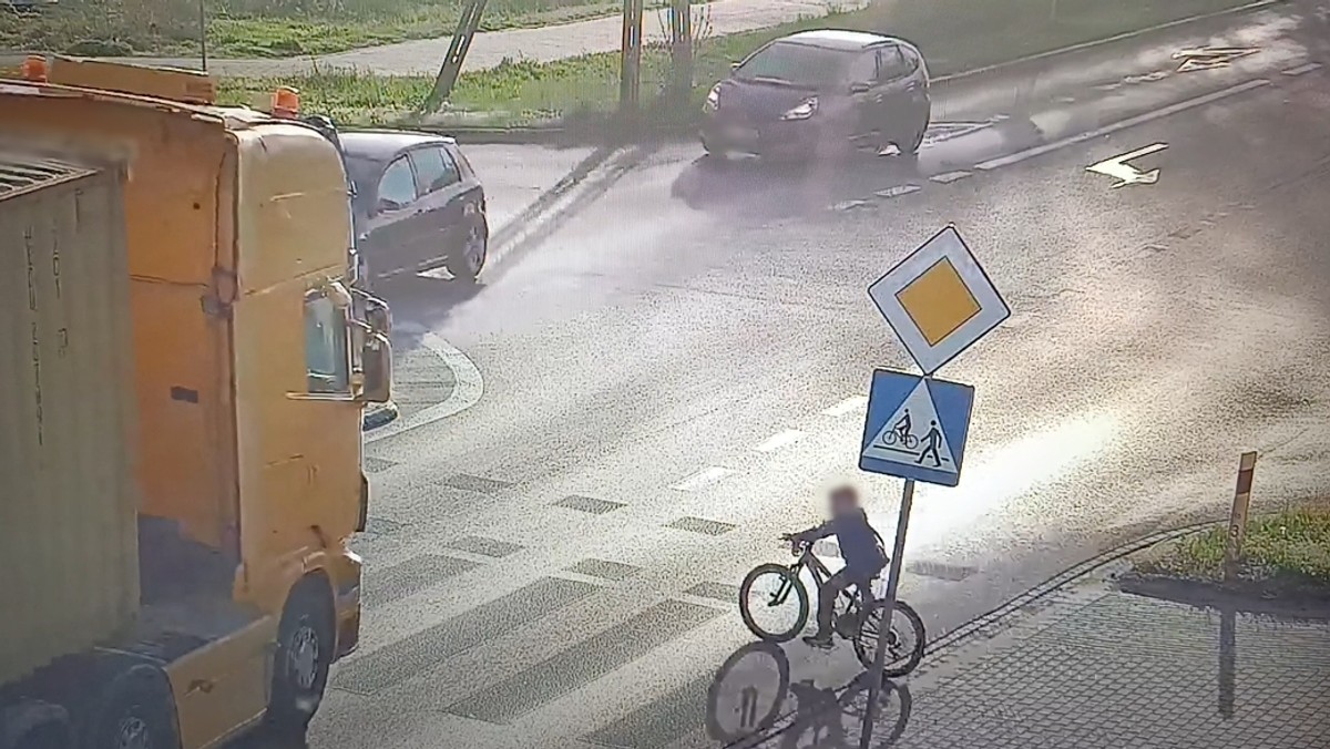 Dramat na pasach w Wyszkowie. Ciężarówka potrąciła 8-latka jadącego na ... Dramat na pasach w Wyszkowie. Ciężarówka potrąciła 8-latka jadącego na ...