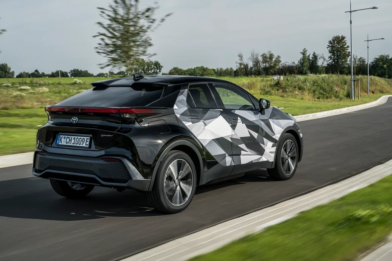 Jeździłem nową Toyotą C-HR Plug-in Hybrid. Można już zamawiać, ale czy ...