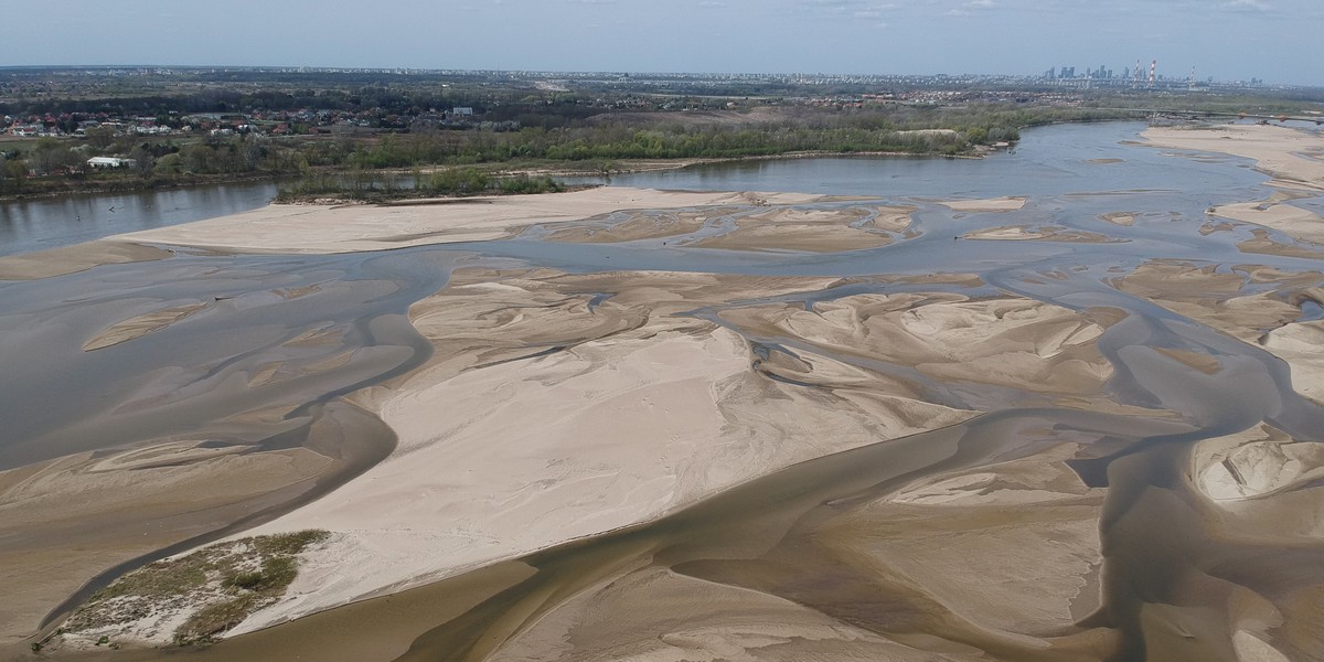Susza w Polsce. Niski poziom wody w Wiśle [ZDJĘCIA] - Wiadomości