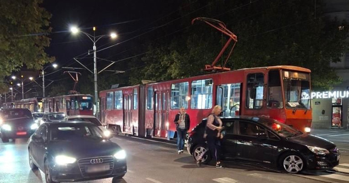 Nesreća u centru Beograda: Sudarili se tramvaj i automobil, stvorila se velika gužva - Blic