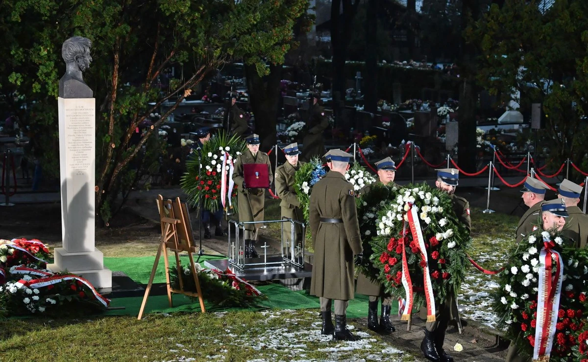 Pogrzeb Maurycego Mochnackiego na Powązkach Wojskowych - Dziennik.pl