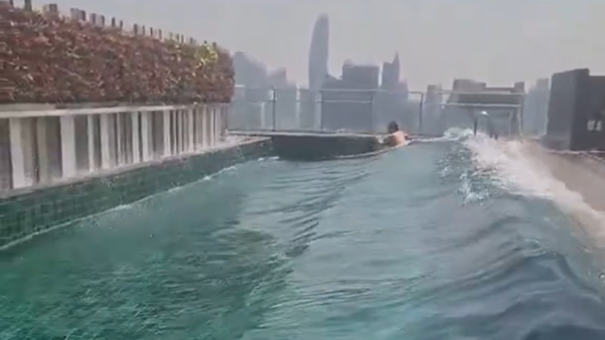 Uživali u bazenu na vrhu zgrade u Bankoku a onda u trenutku potresa doživeli pravi horor - Blic