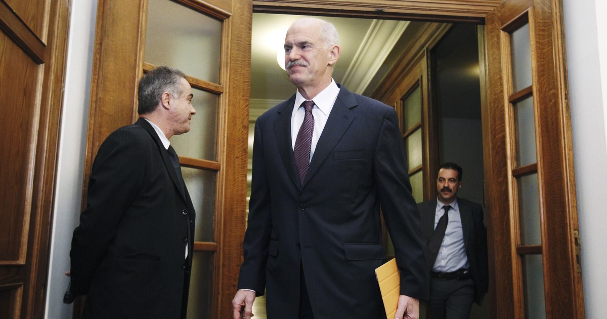 "Papandreu nie przetrwa politycznej burzy, którą rozpętał" - Wiadomości