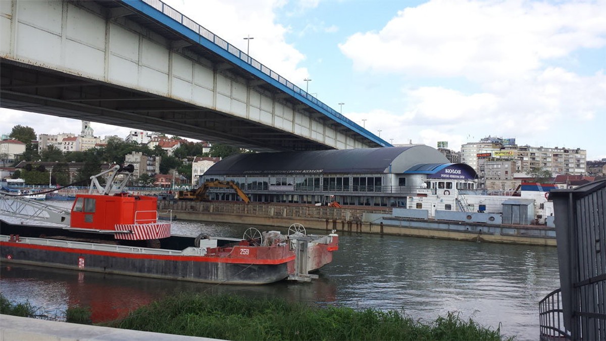 Splav "Kolos" odvučen sa Starog sajmišta - Blic