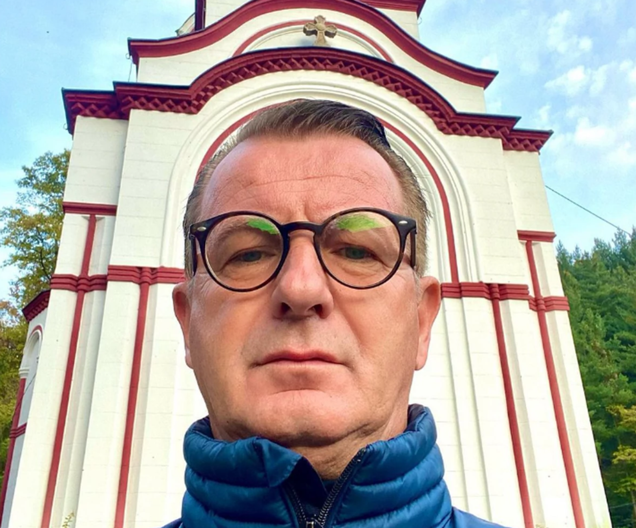 Pričalo se da naš poznati pevač živi u kolibi u Nemačkoj, a evo na kom ... Pričalo se da naš poznati pevač živi u kolibi u Nemačkoj, a evo na kom ...