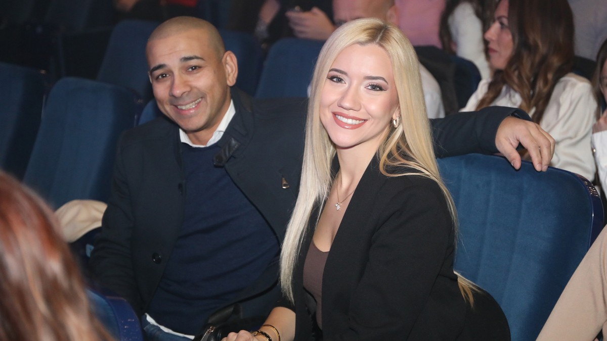 Husa Alijević na koncertu Saše Kovačevića sa 21 godinu mlađom ženom: Ne ...