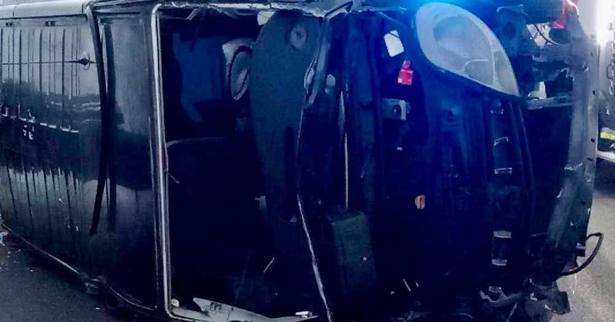 Bus dachował na drodze ekspresowej. Sześć osób w szpitalu - Wiadomości Bus dachował na drodze ekspresowej. Sześć osób w szpitalu - Wiadomości