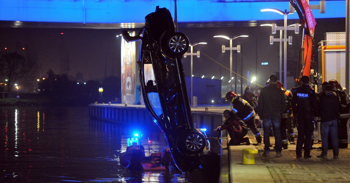 Dramatyczny wypadek w Szczecinie. Auto wpadło do Odry