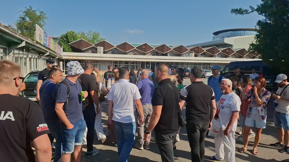 Protesti u Beogradu i Novom Sadu: Grupa studenata u blokadi pokušala da ...