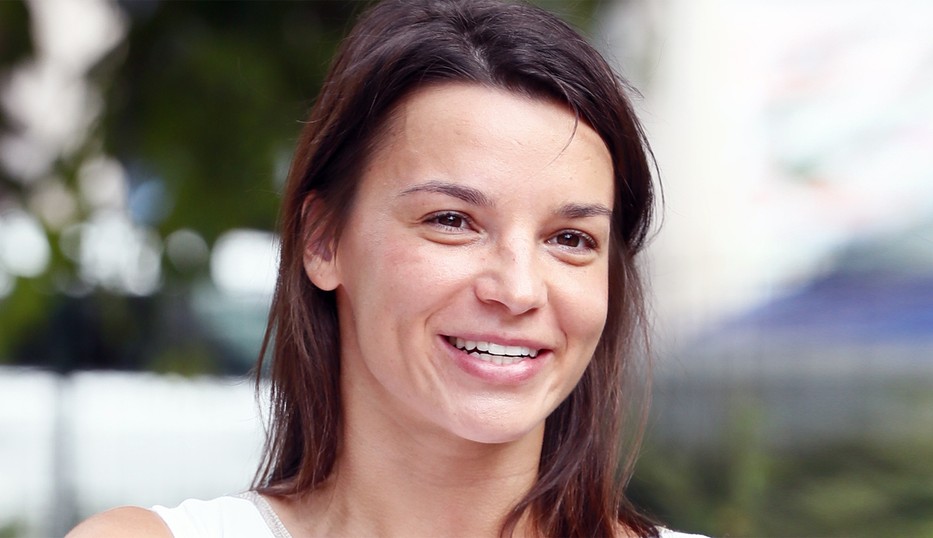 Édes, pöttyös kabátjában mindent visz, ahogy bevásárlás végzi a csepp ...