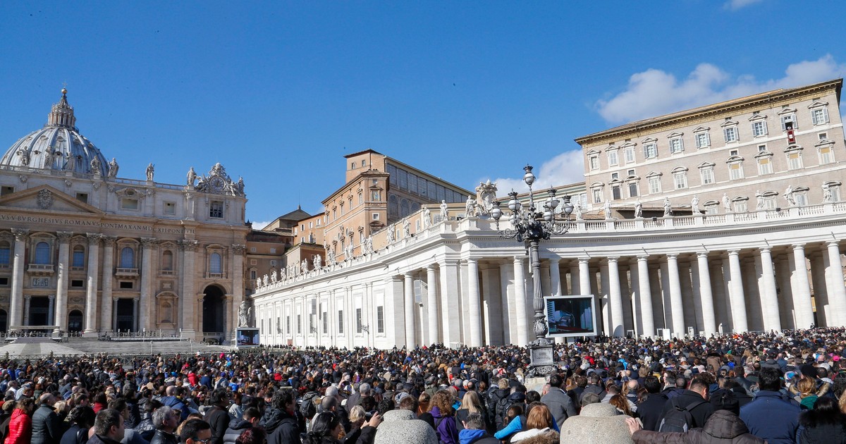 See inside the pope's official residence, an expansive apartment ...