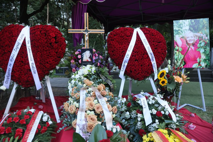 Tak wyglądał grób Katarzyny Stoparczyk tuż po pogrzebie. Uwagę zwracają ...