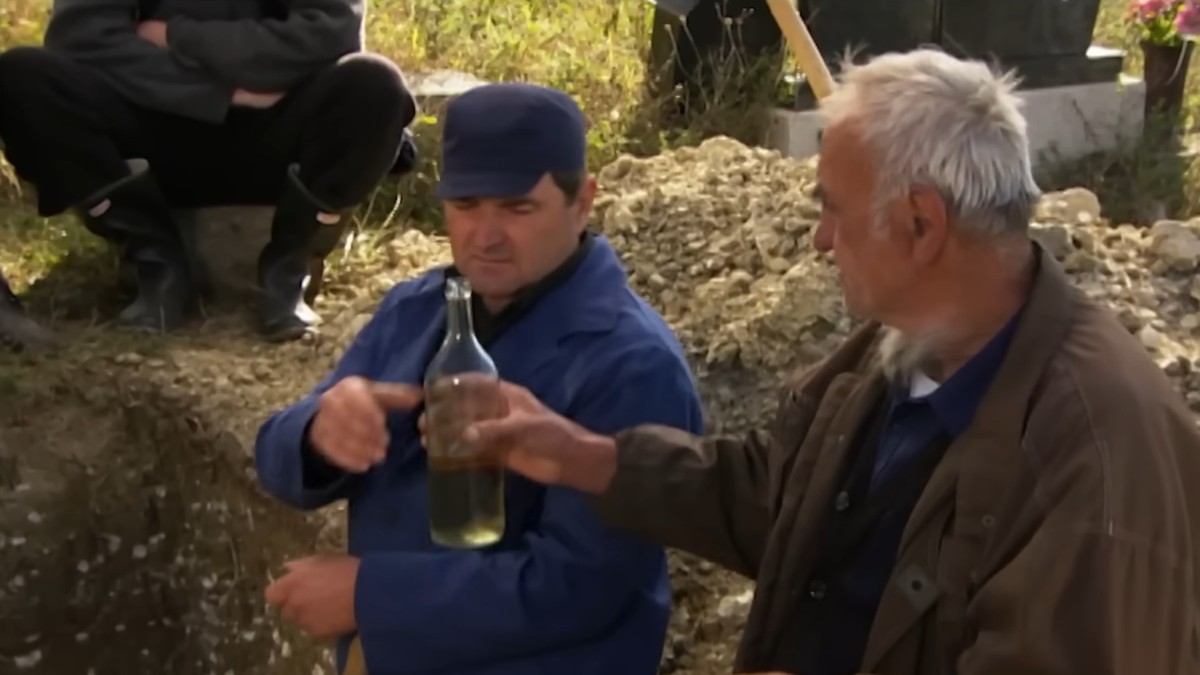 Glumac iz serije "Selo gori, a baba se češlja" radi u plasteniku ...