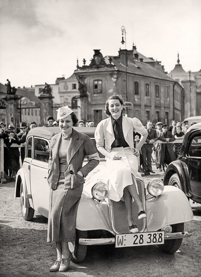 Szykowne lata 30. Wybrane zdjęcia z albumu „Warszawa lata 30.” - Moda