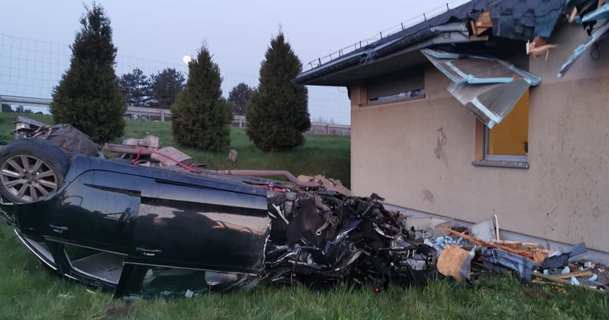 Wypadek pod Krakowem. Samochód uderzył w dach budynku