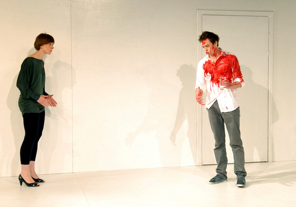 Ligienza krwawi na scenie - Plejada.pl