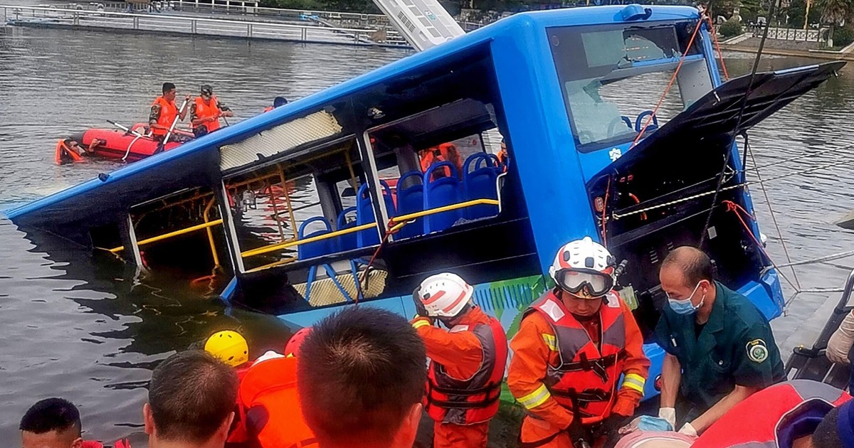 Chiny. Autokar z dziećmi wpadł do jeziora w Anshun. 21 osób nie żyje