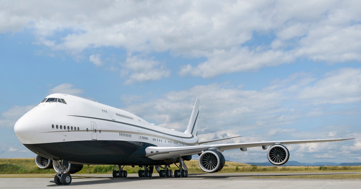 See inside the the world's largest private jet: a Boeing 747 with an ...