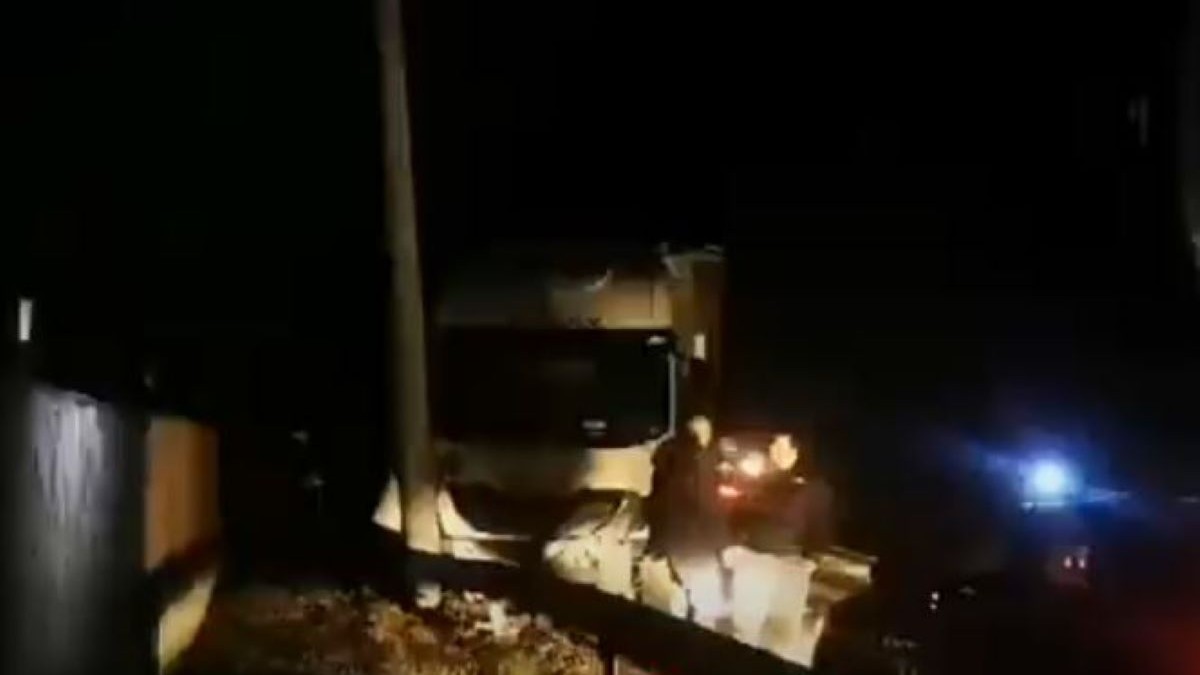 (VIDEO) "Kamion se zaustavio kad je udario stub rasvete" Još traje uviđaj na mestu stravičnog ...