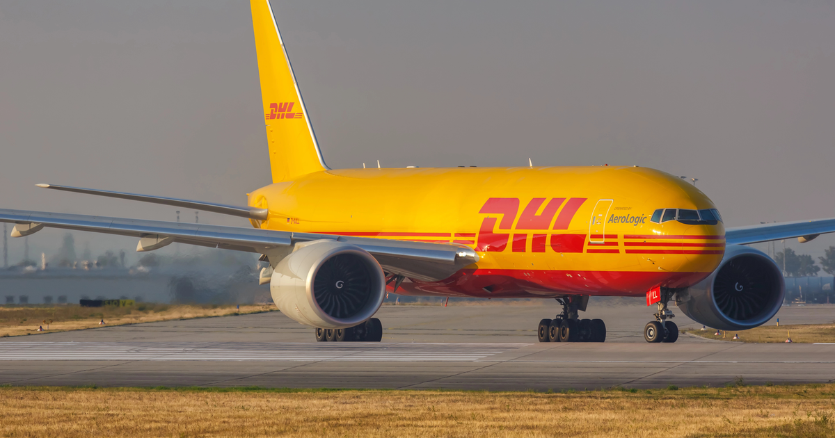 Boeing 777 F von Aerologic überquert Piste auf der gerade ein Airbus ...